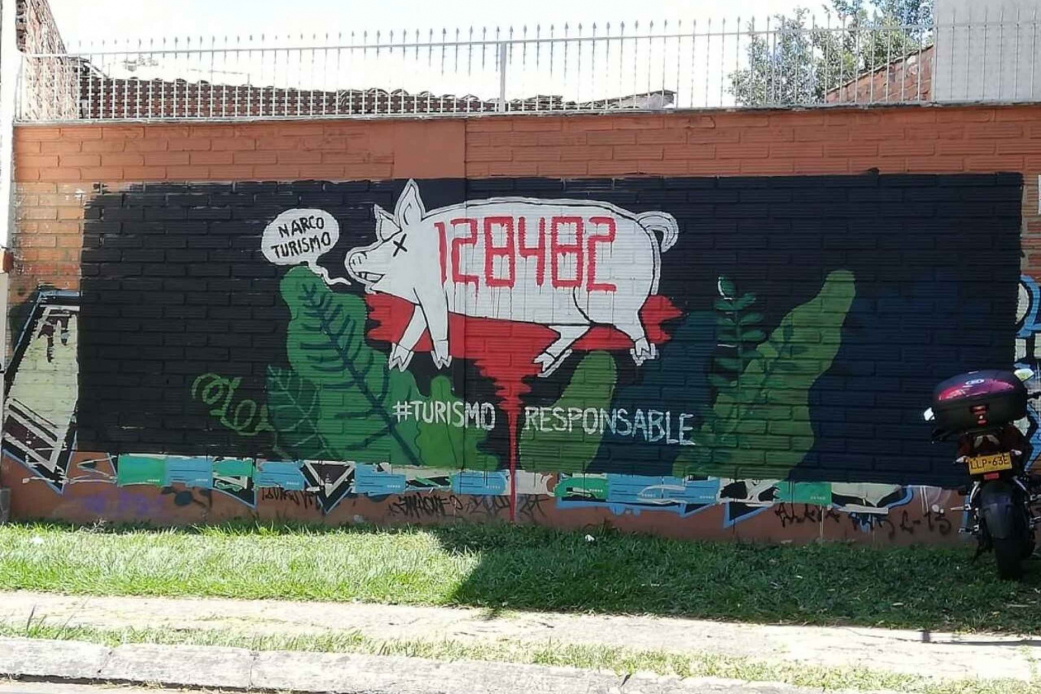 Medellín: Private Pablo Escobar and Comuna 13 Tour in Colombia