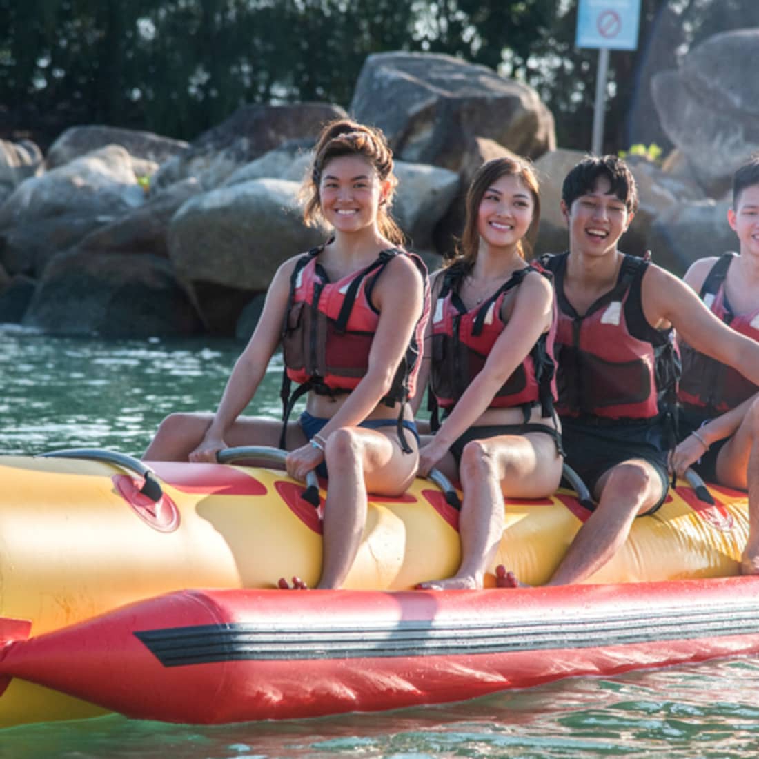 Ola Beach Club: Entrada y Actividades Acuáticas